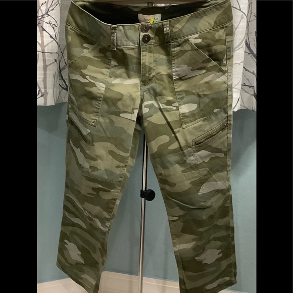 Rewind | Pants & Jumpsuits | Rewind Camo Crapris Pants | Poshmark